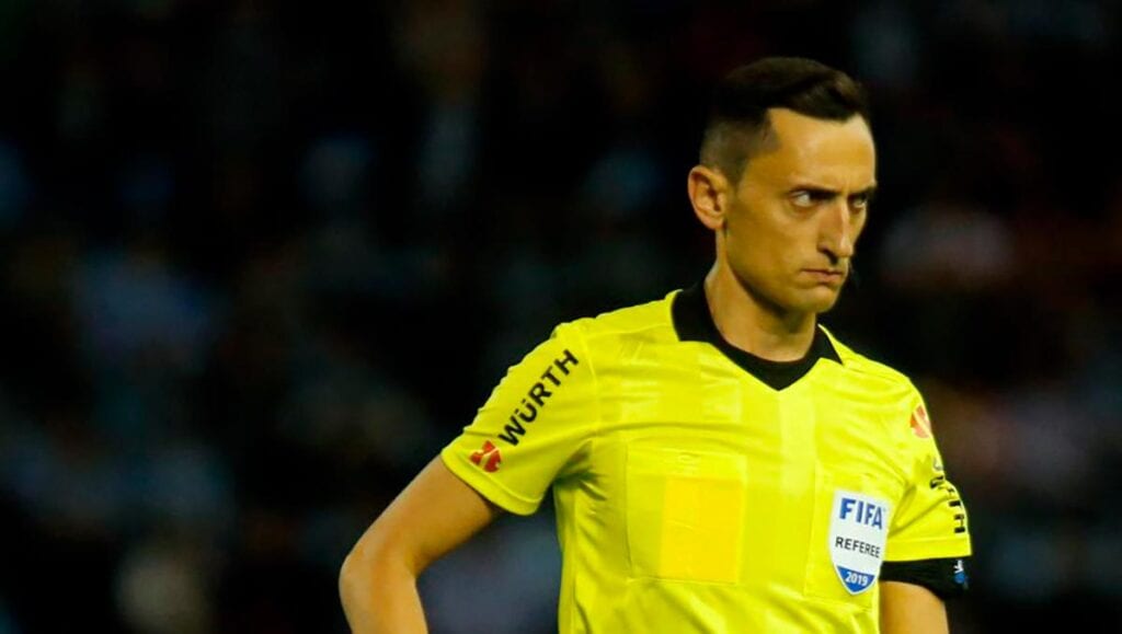 Dos posibles árbitros para el derbi - Ficherio